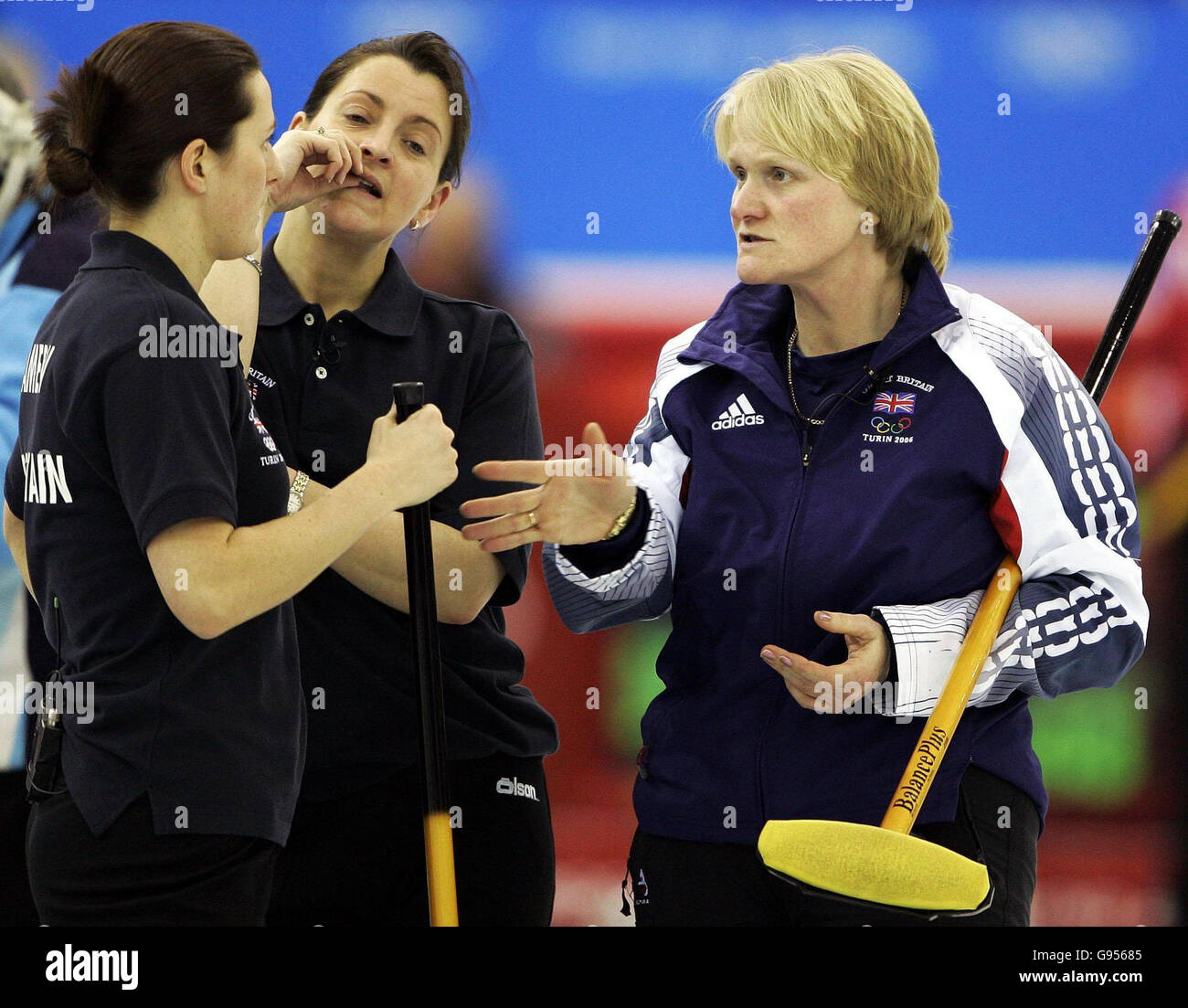 Great Britain's Rhona Martin (R) talks with her team during the women's ...