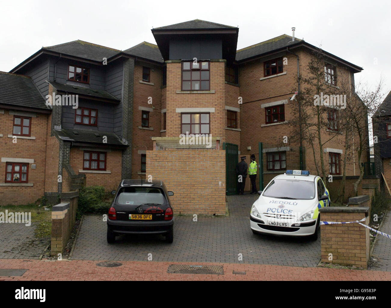 Police stand outside a property oznam court hi-res stock photography ...