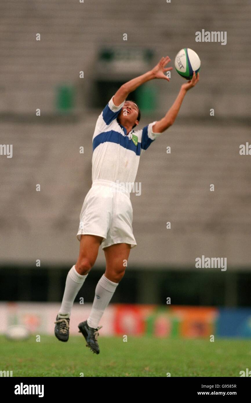 Chang Chung Wei of Chinese Taipei stretches to reach a high pass Stock ...