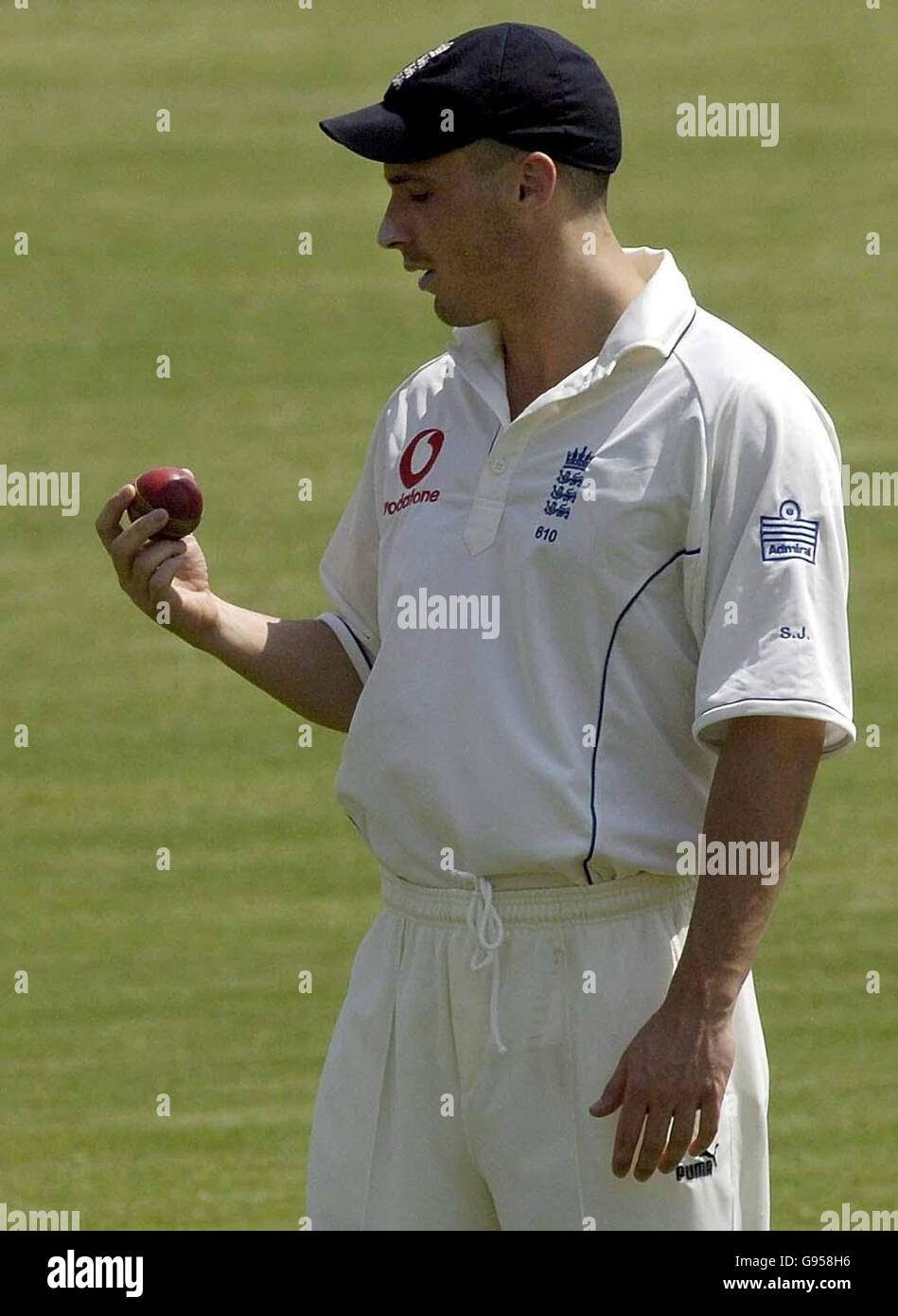 England's Simon Jones returns to the field as a substitute fielder ...