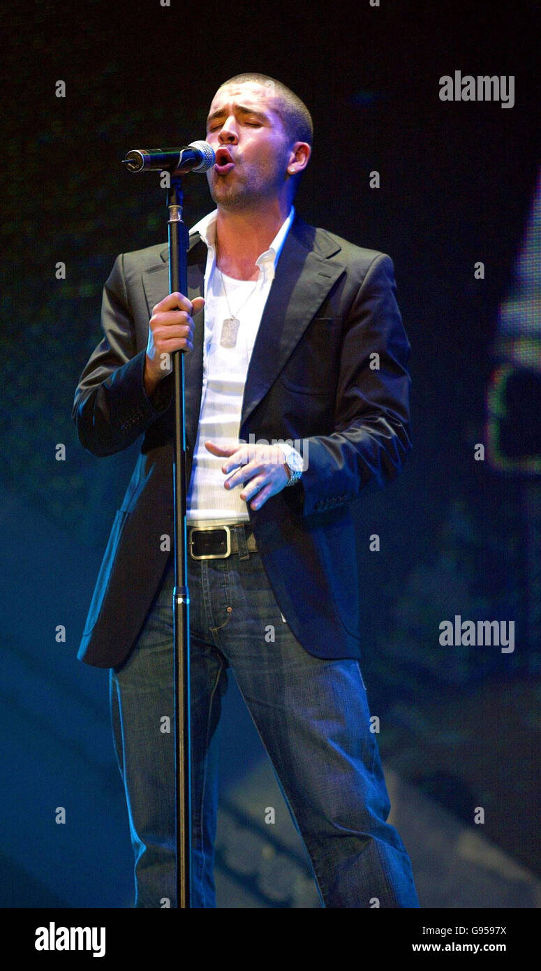 Celebrity showbiz microphone half length hi-res stock photography and ...