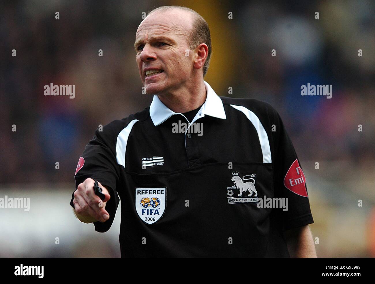 Football referee steve bennett hi-res stock photography and images - Alamy