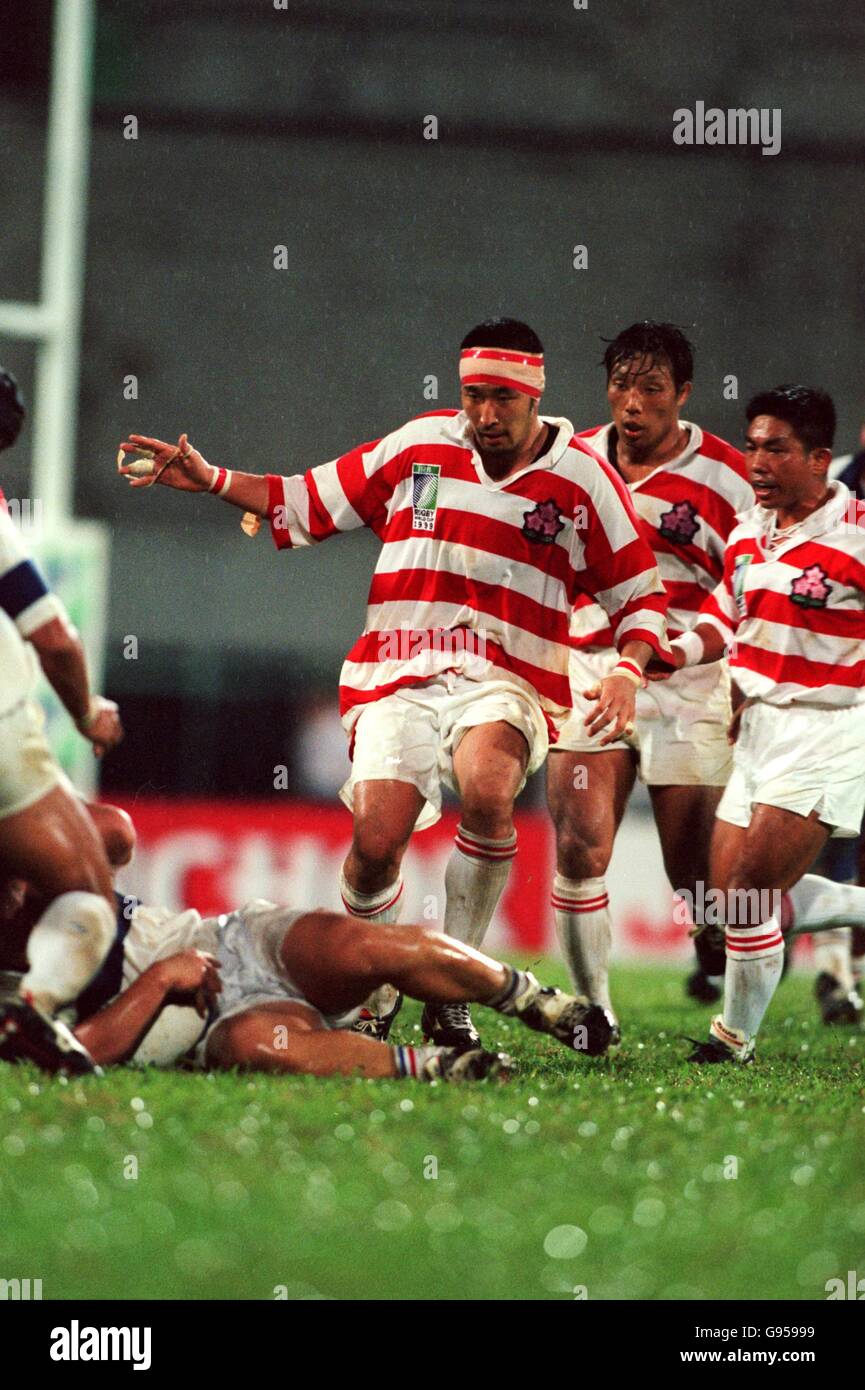 Japan's Hiroyuki Tanuma (centre) moves in to the tackle Stock Photo - Alamy