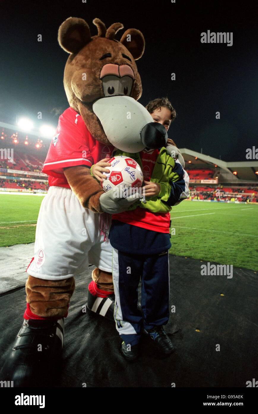 Sherwood the Bear, the Nottingham Forest mascot, with a young fan Stock ...