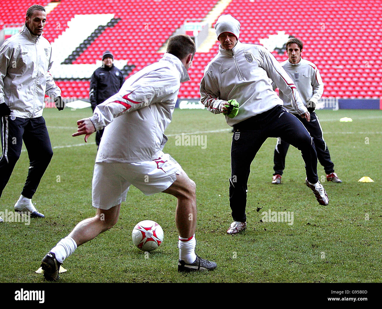 Rio ferdinand l gary neville r training session anfield hi-res stock ...