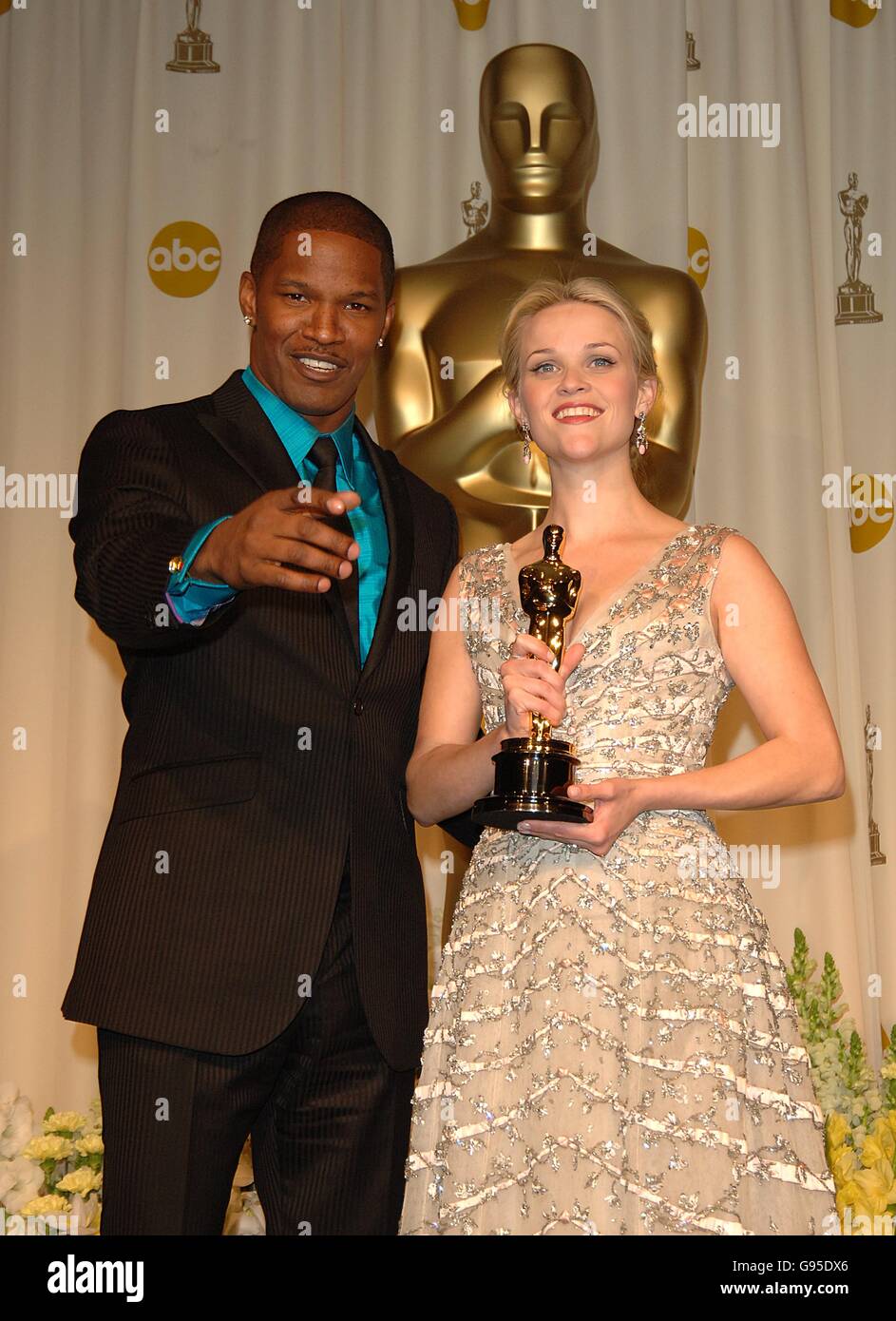 Jamie Foxx with Reese Witherspoon and her Award for Best Actress in a ...