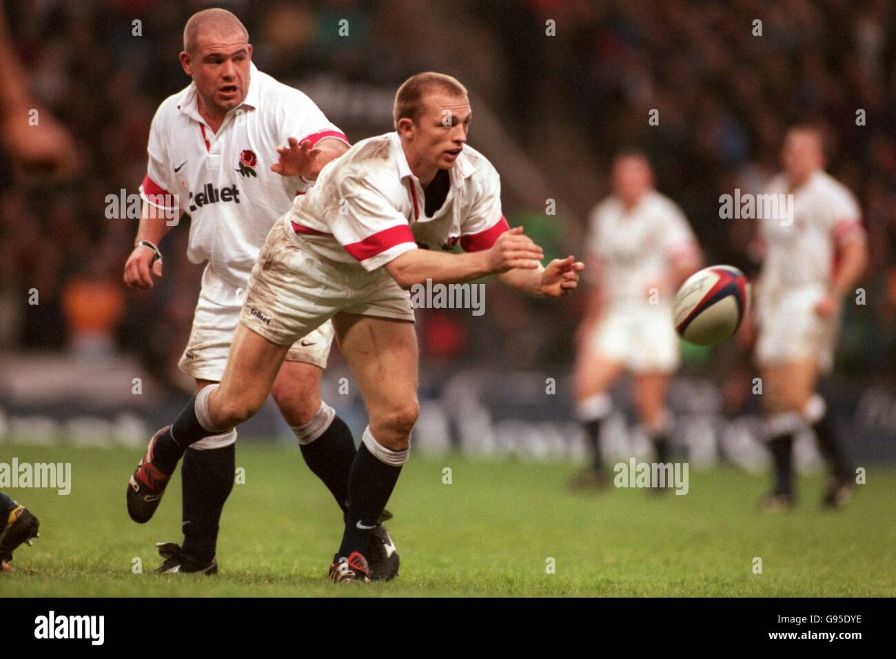 Matt dawson england passes ball out wide hi-res stock photography and ...