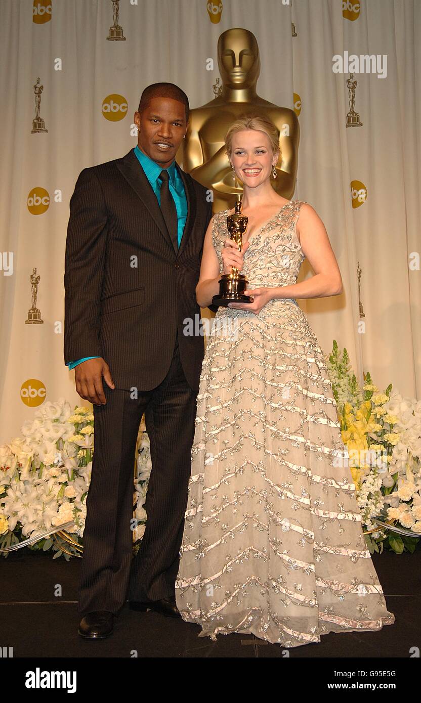 Jamie Foxx with Reese Witherspoon and her Award for Best Actress in a ...