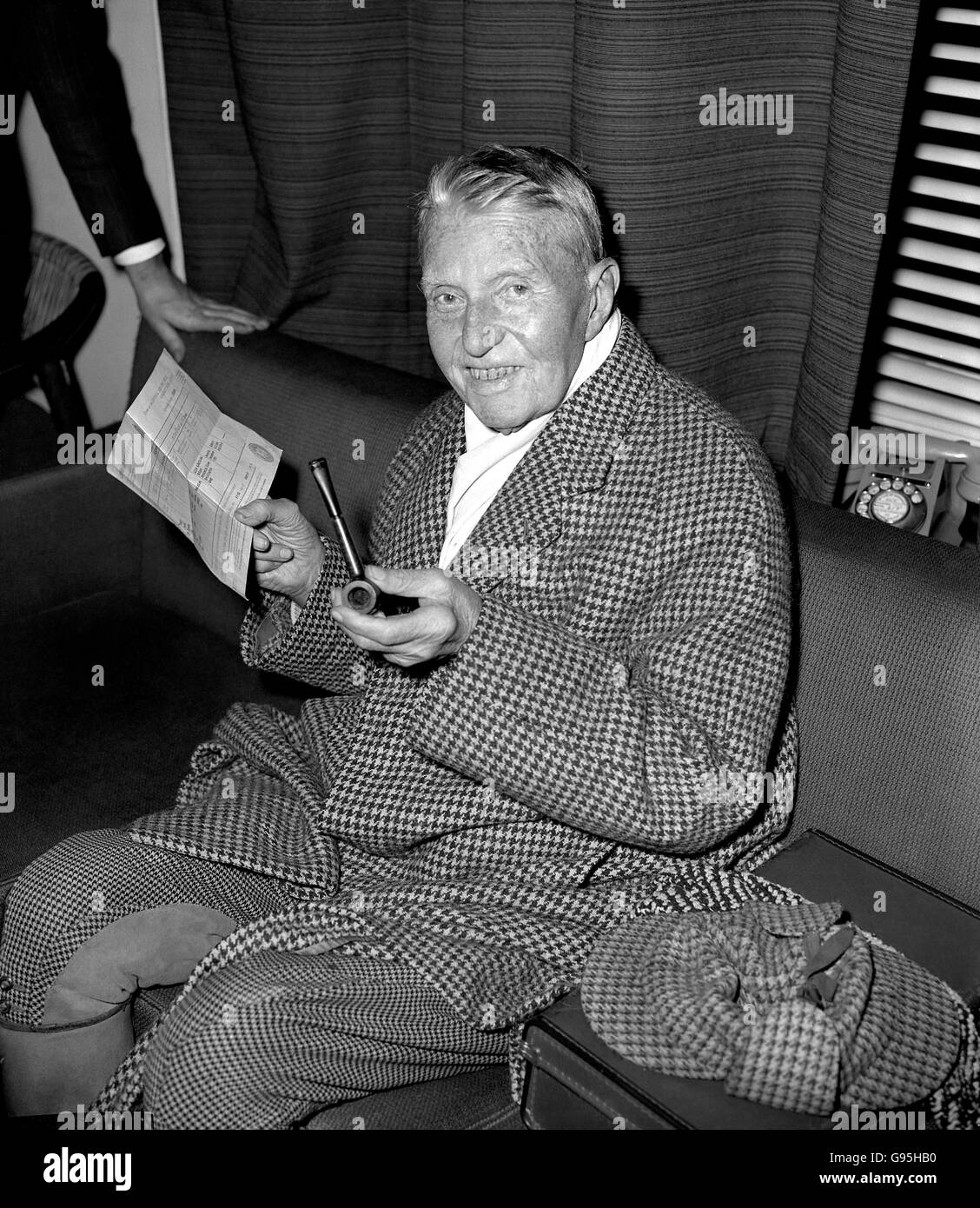 Alfred Edward Matthews holding his birth certificate to prove he is 90 ...