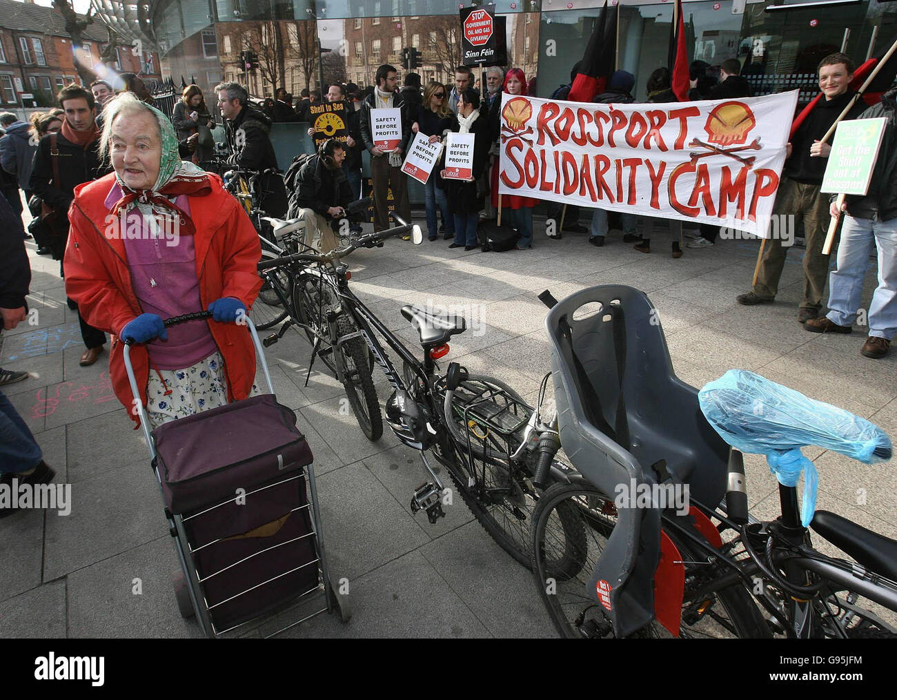 Members of the shell to sea campaign in central dublin hi-res stock ...