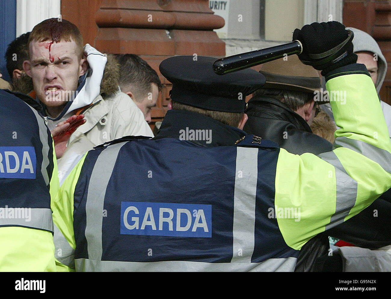 Hundreds of republican demonstrators clash with riot police in central ...