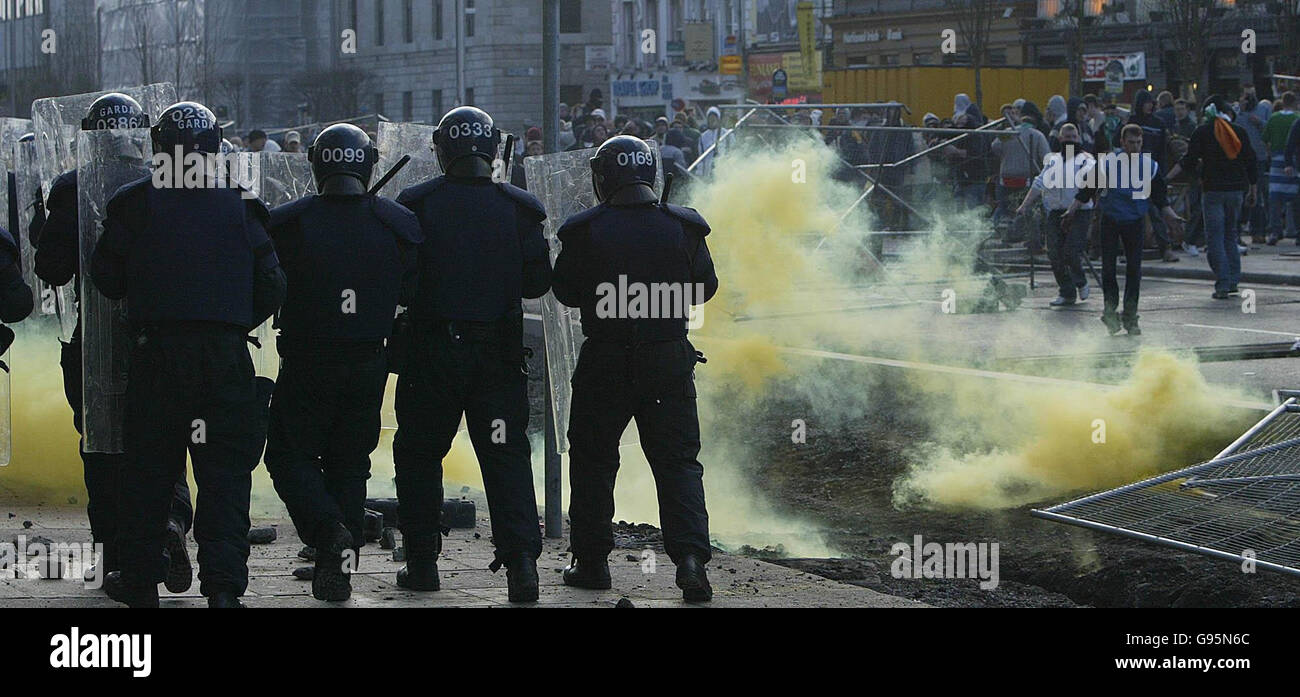 Hundreds of republican demonstrators clash with riot police in central ...