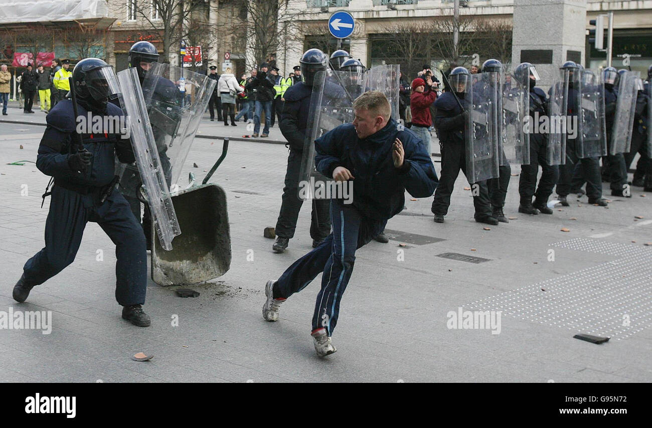 Hundreds of republican demonstrators clash with riot police in central ...