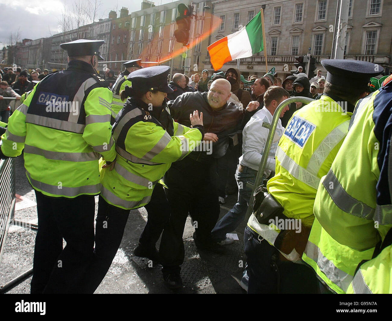 Hundreds of republican demonstrators clash with riot police in central ...