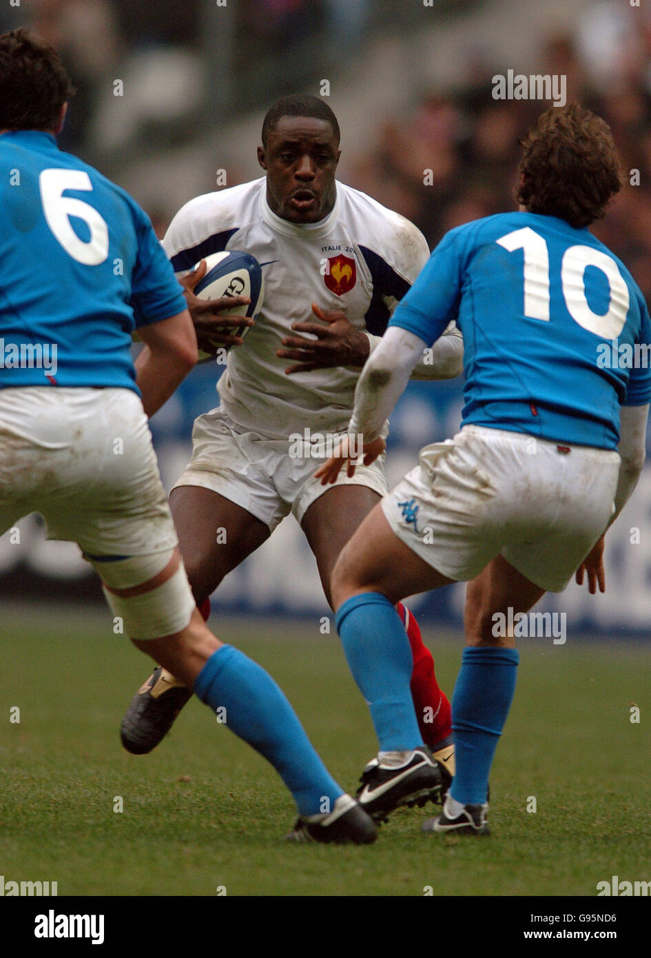 France's Yannick Ntanga looks for a way through Italy's Josh Sole and ...