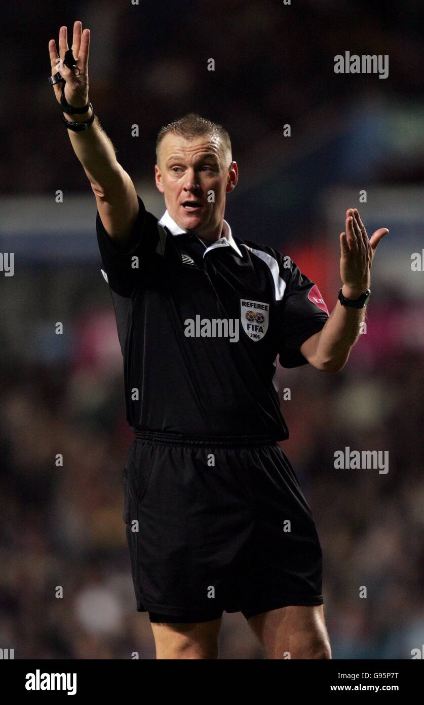 Graham poll premier league referee hi-res stock photography and images ...