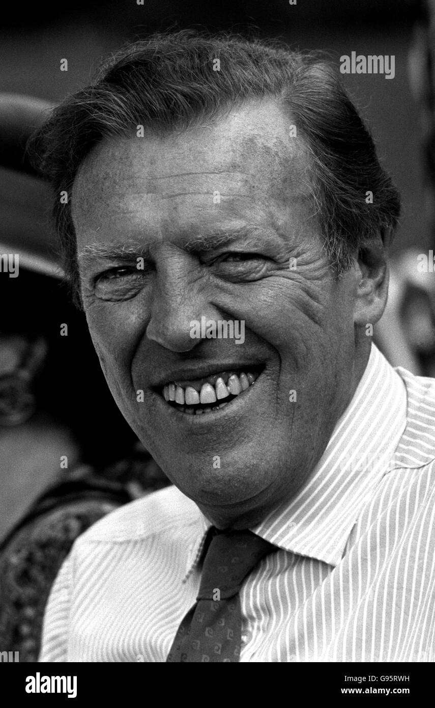 Eamonn Andrews's Instagram, Twitter & Facebook on IDCrawl