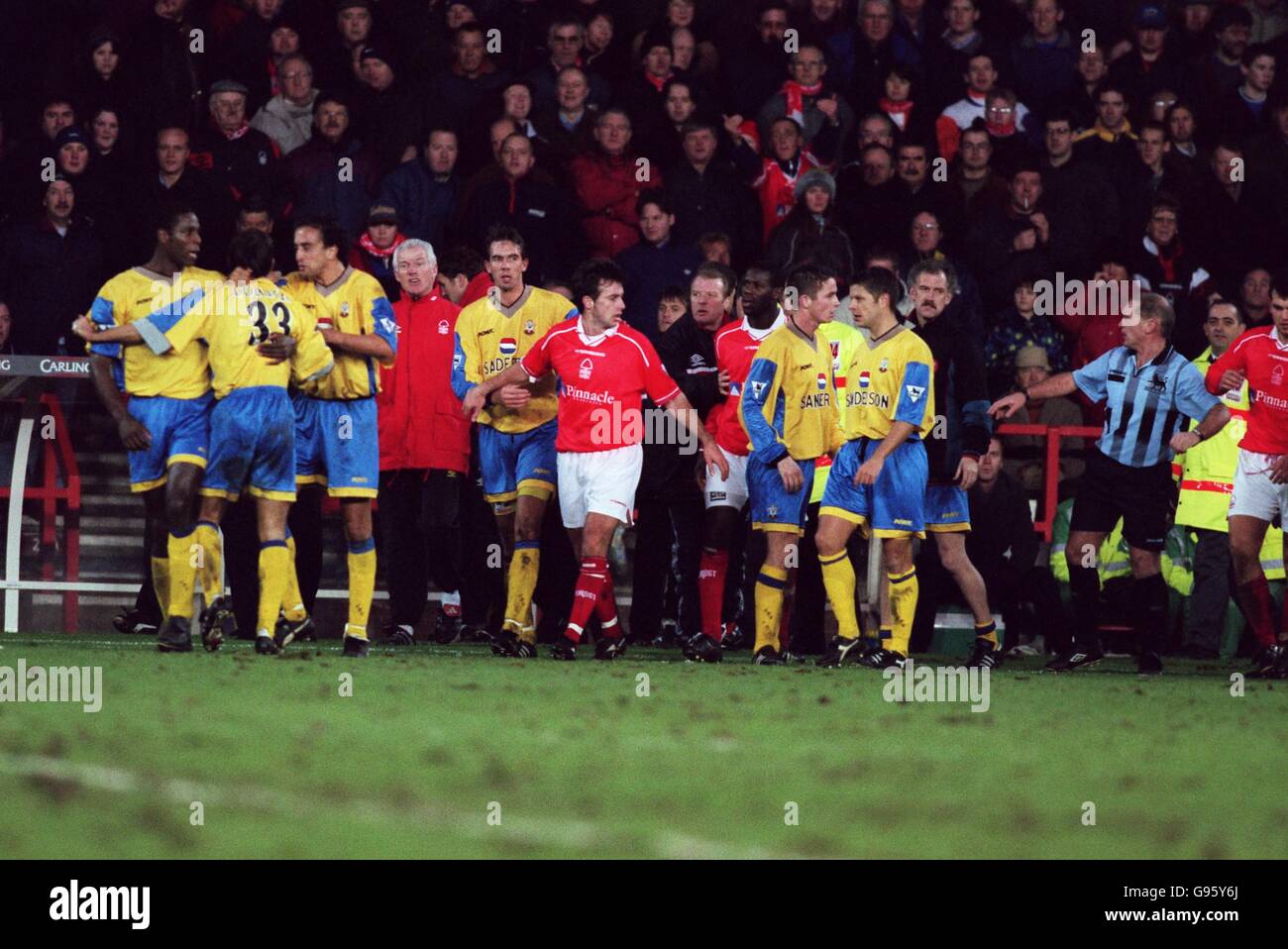 Mike reed referee hi-res stock photography and images - Alamy