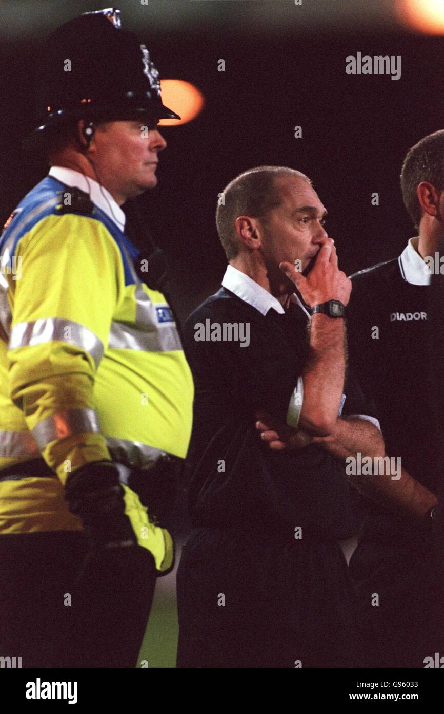 Referee mike reed hi-res stock photography and images - Alamy