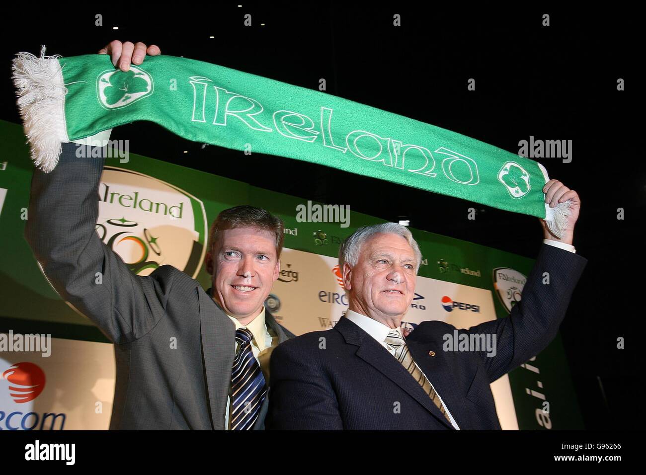 New republic of ireland manager steve staunton with sir bobby hi-res ...