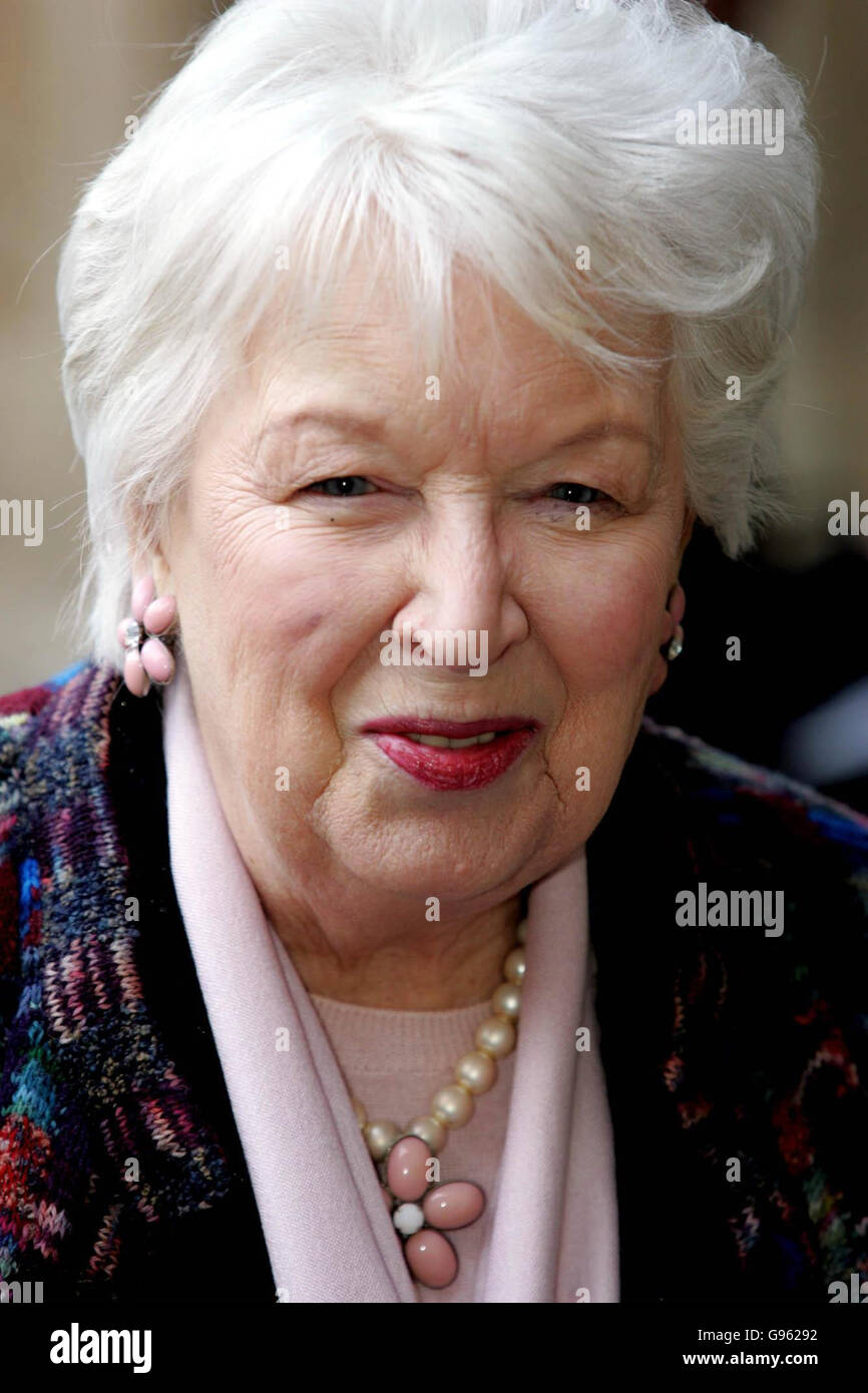 Comedian ronnie barker hi-res stock photography and images - Alamy