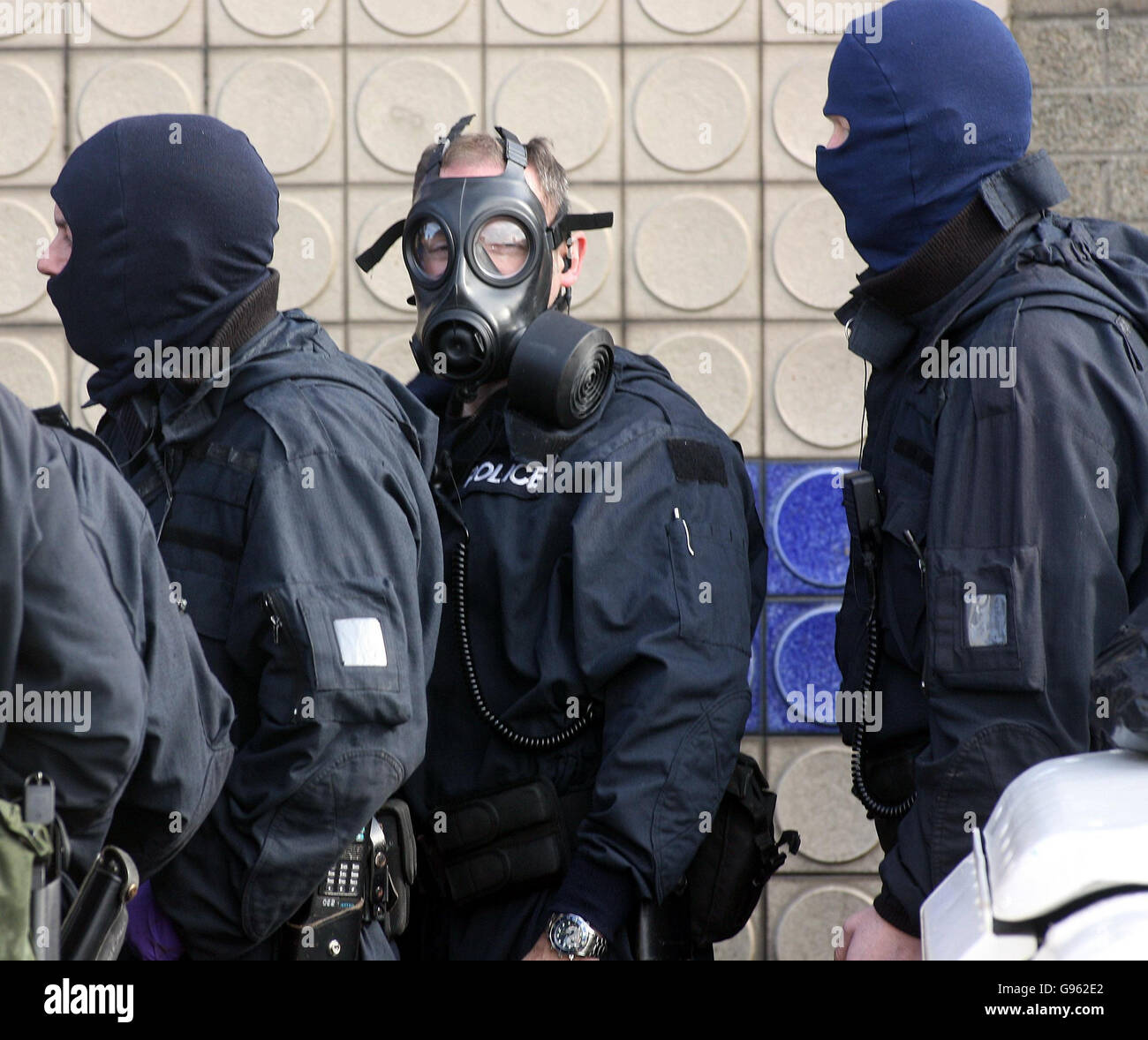 Police wearing Gas masks return to the Alexander bar in North Belfast ...