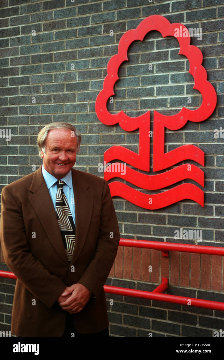 Nottingham forest manager ron atkinson stands beside the club badge hi ...