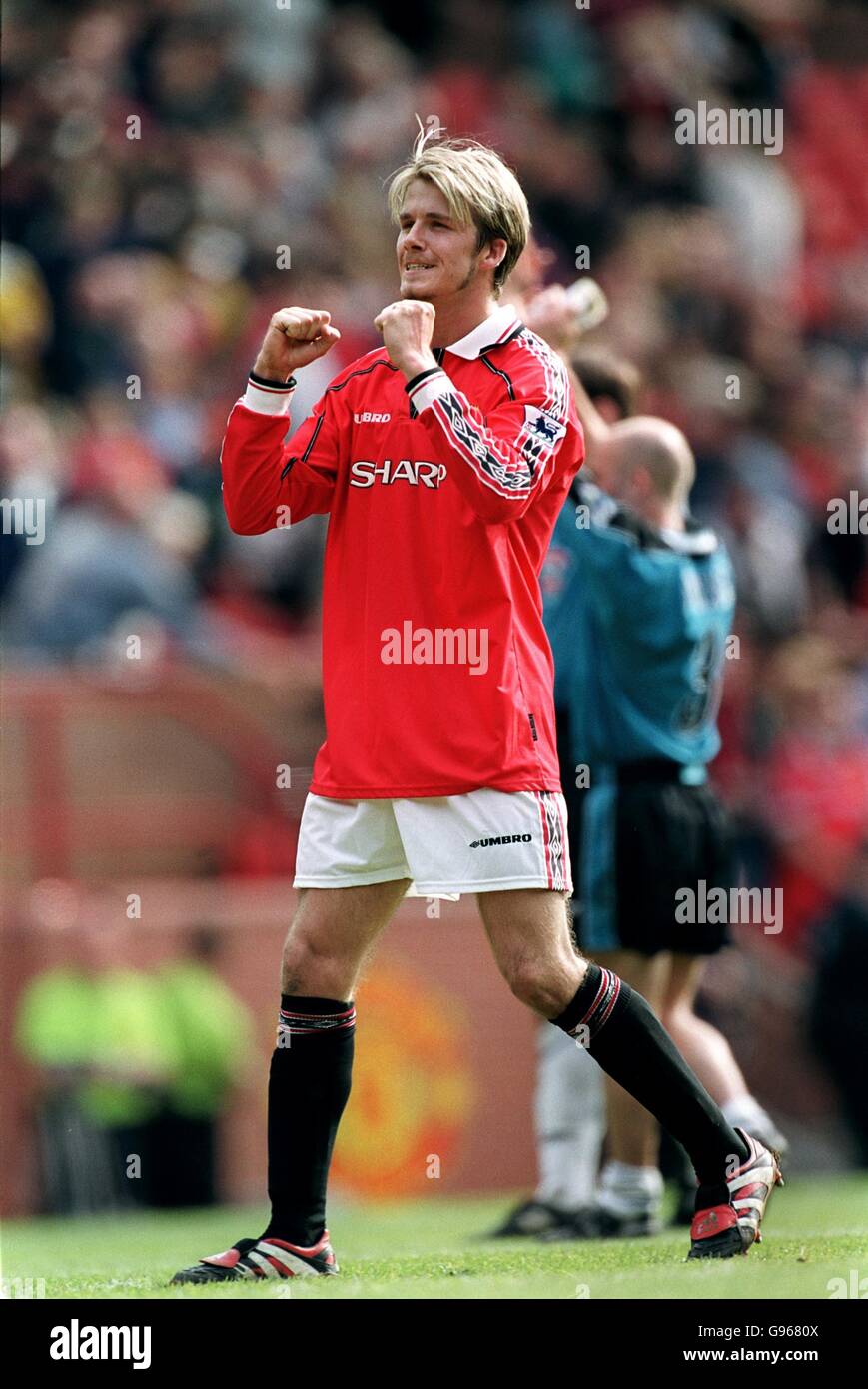 Manchester United's David Beckham celebrates their victory over Aston ...