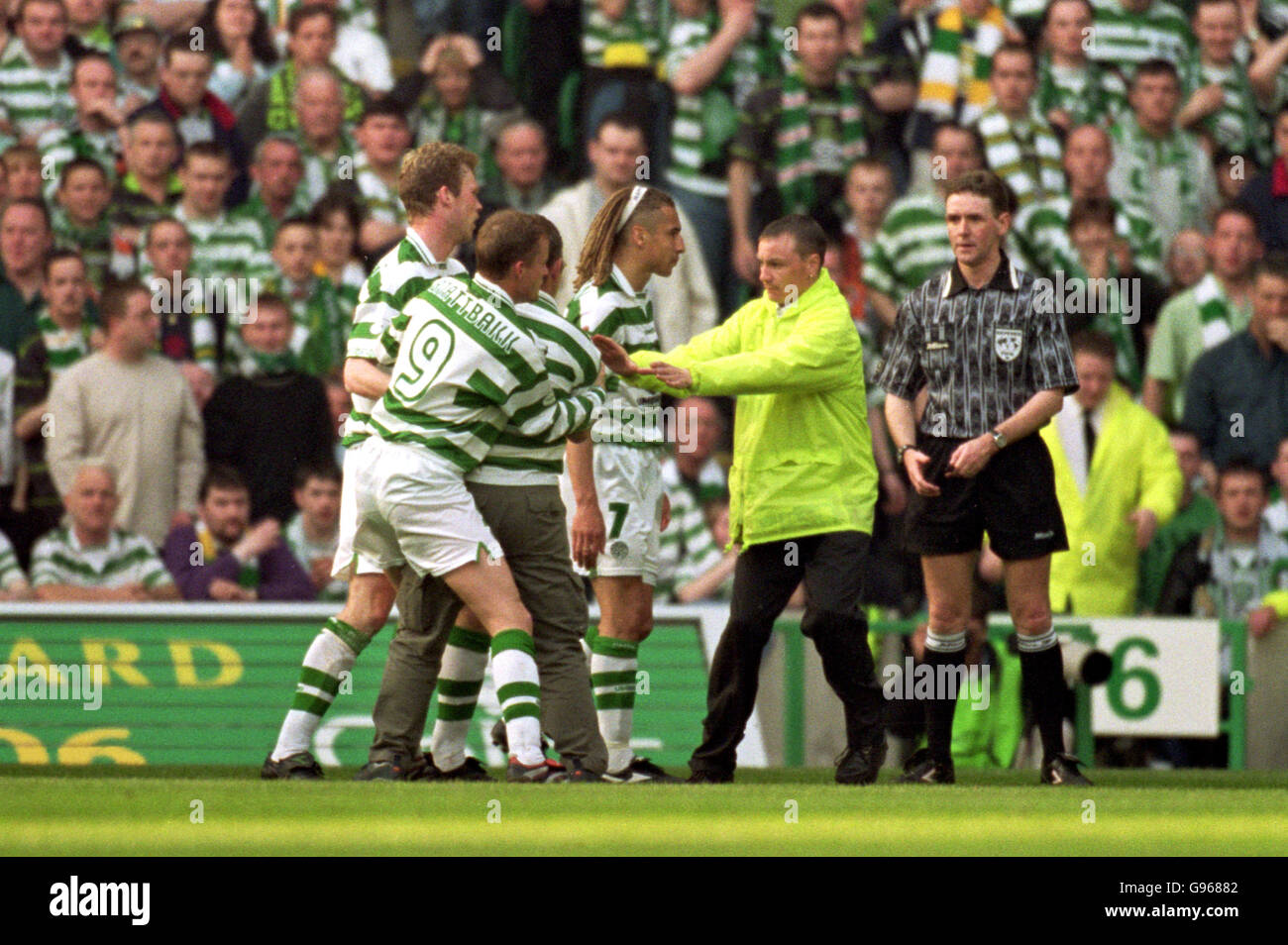 Referee hugh dallas hi-res stock photography and images - Alamy