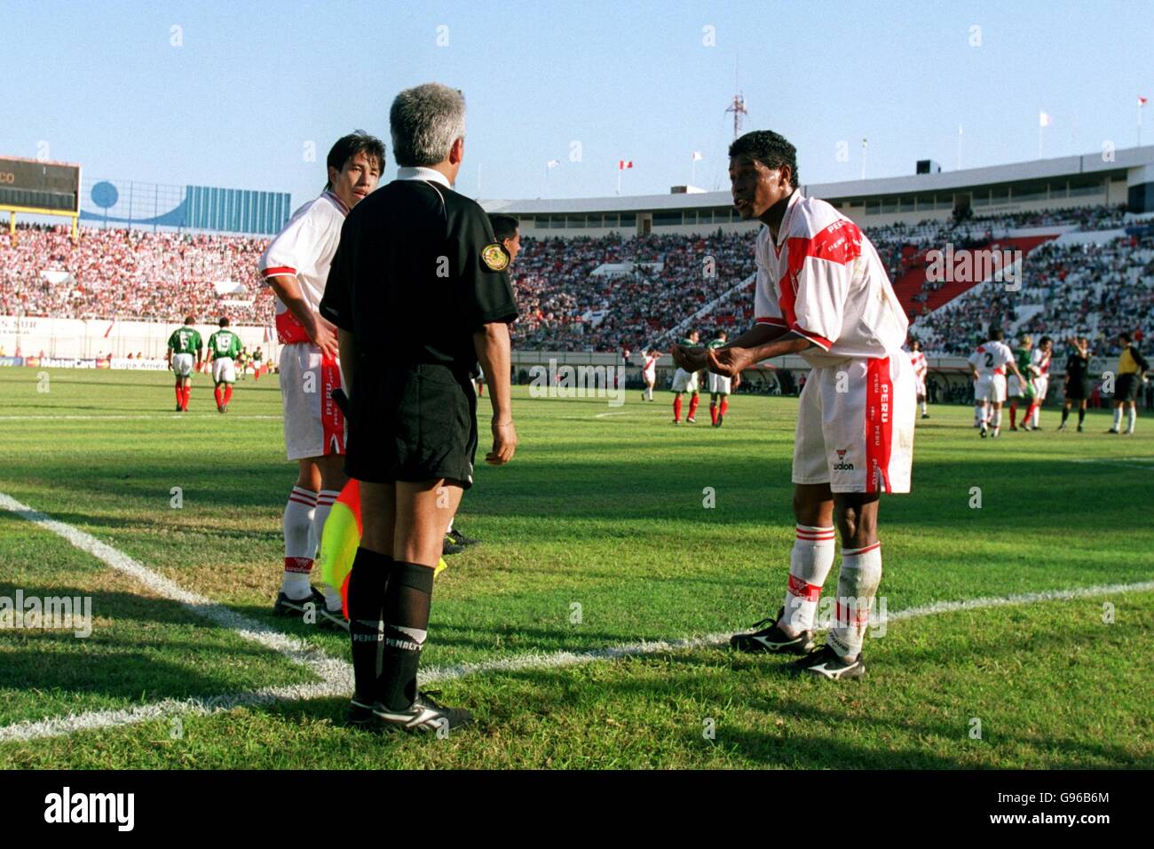 Copa america final referee hi-res stock photography and images - Alamy