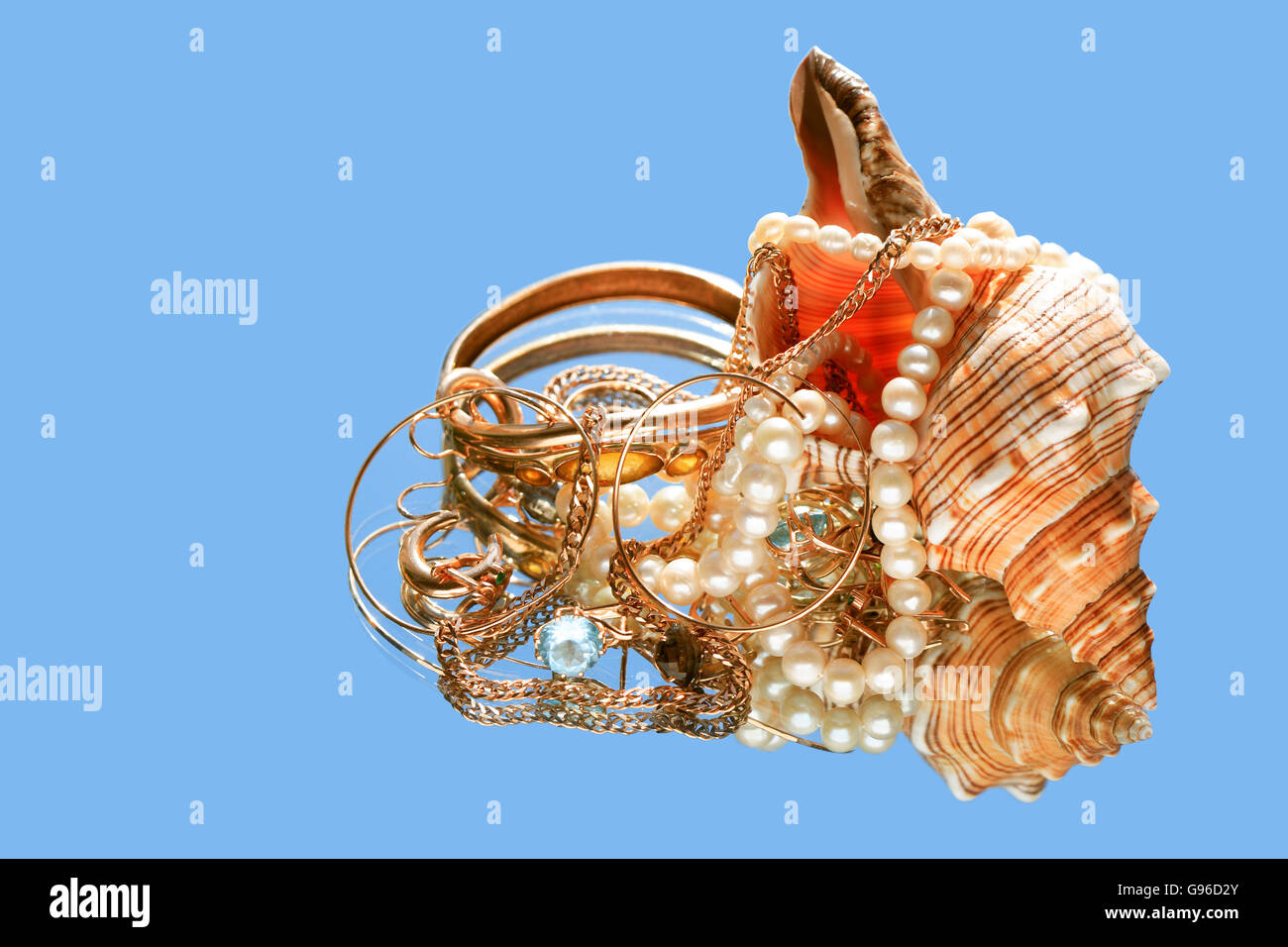 Conch pearl bracelet hi-res stock photography and images - Alamy