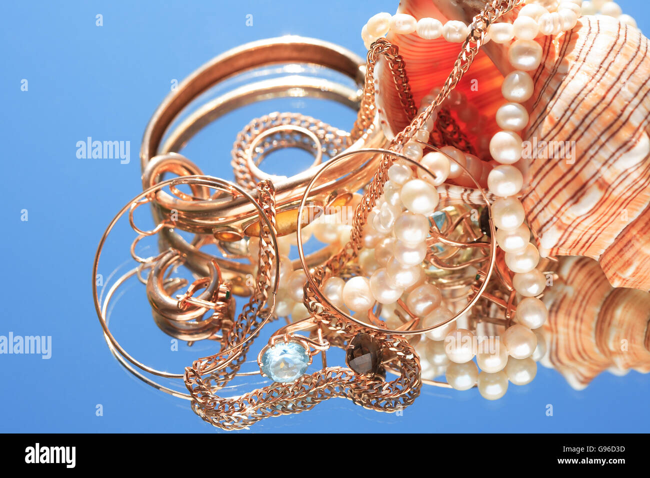 Conch bangle hi-res stock photography and images - Alamy