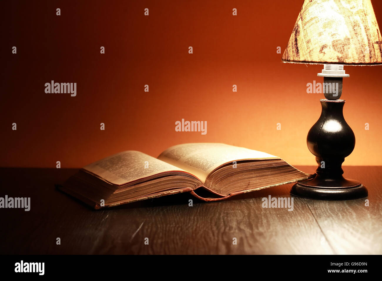 Vintage table lamp hi-res stock photography and images - Alamy
