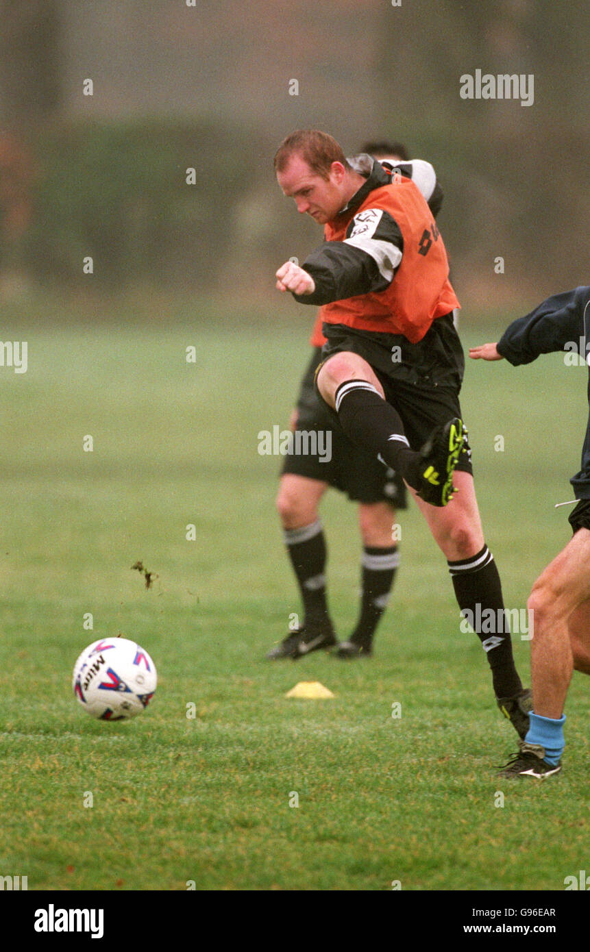 Signing john hartson hi-res stock photography and images - Alamy