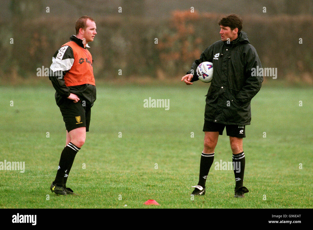 Signing john hartson hi-res stock photography and images - Alamy