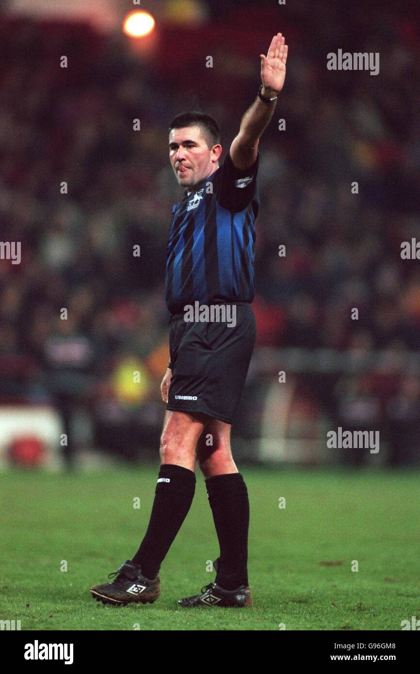 Jeff winter premier league referee hi-res stock photography and images ...