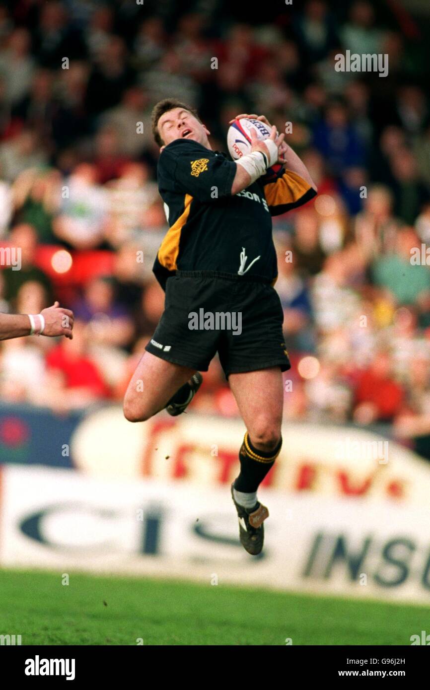 Gareth rees of wasps catches a high ball hi-res stock photography and ...