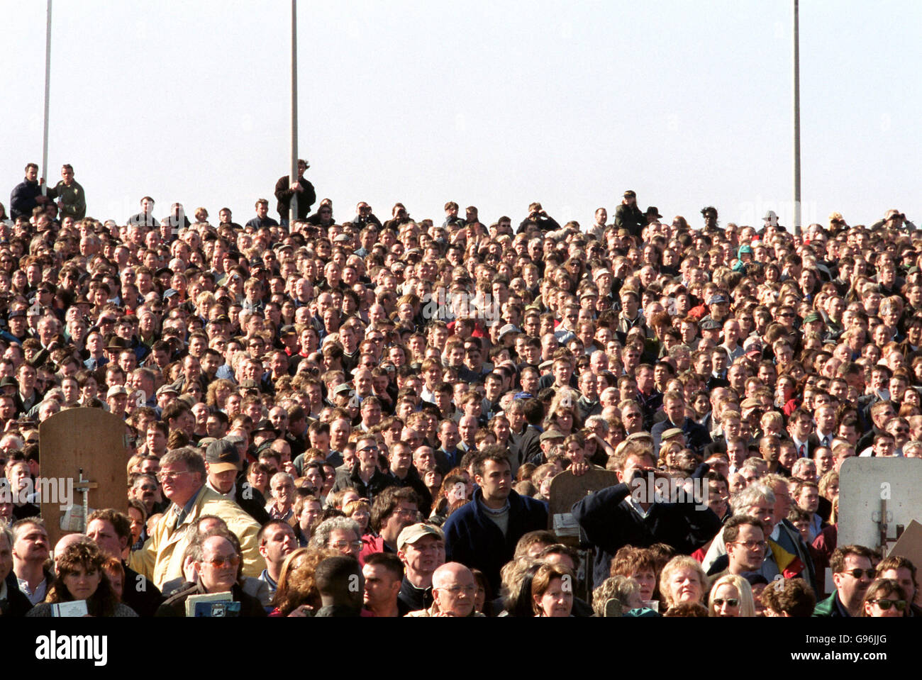 Huge crowd horse racing hi-res stock photography and images - Alamy