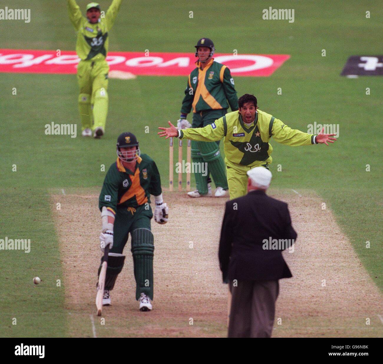 David shepherd cricket umpire hi-res stock photography and images - Alamy