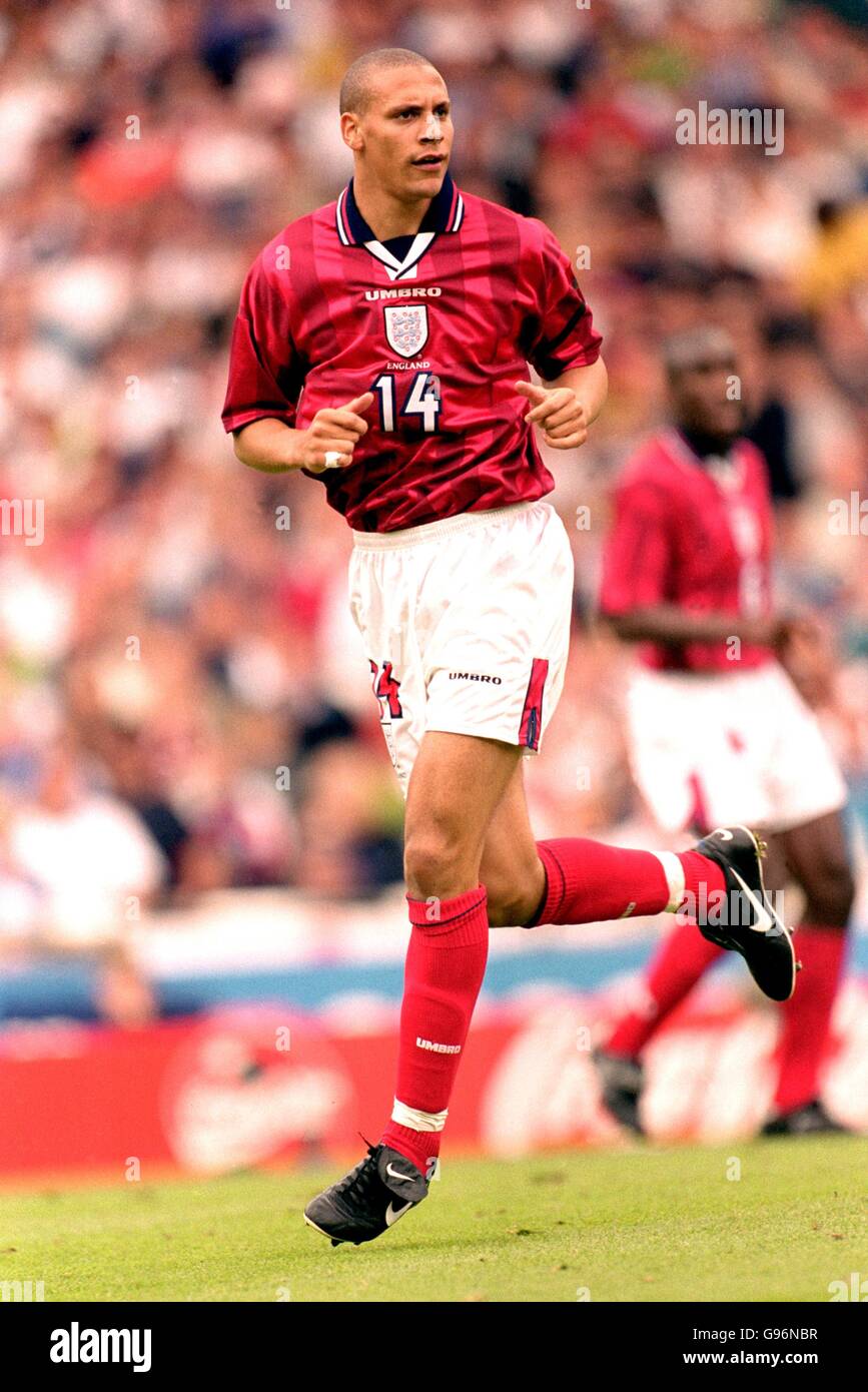 Rio ferdinand england 2000 hi-res stock photography and images - Alamy