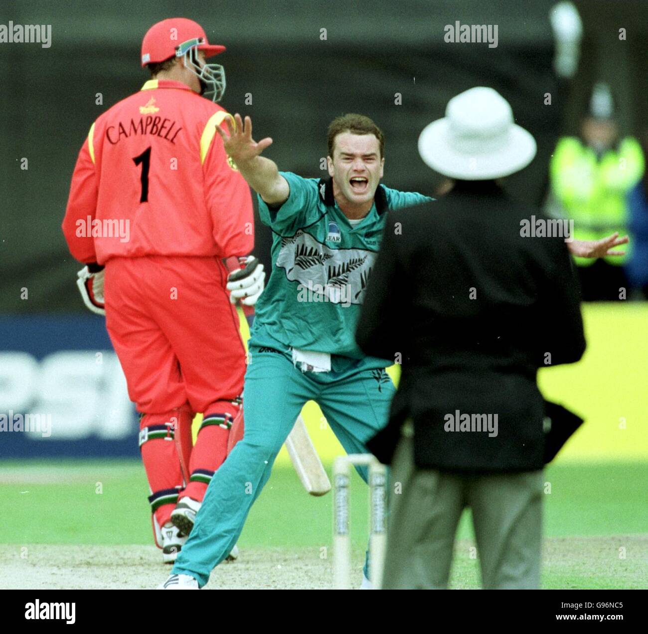 New Zealand's Dion Nash appeals towards umpire Venkat in vain for the ...