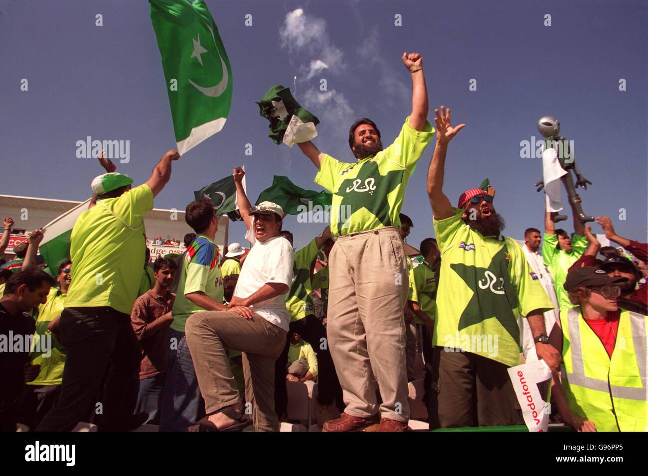 Pakistan's fans enjoy their teams batting performance against New ...