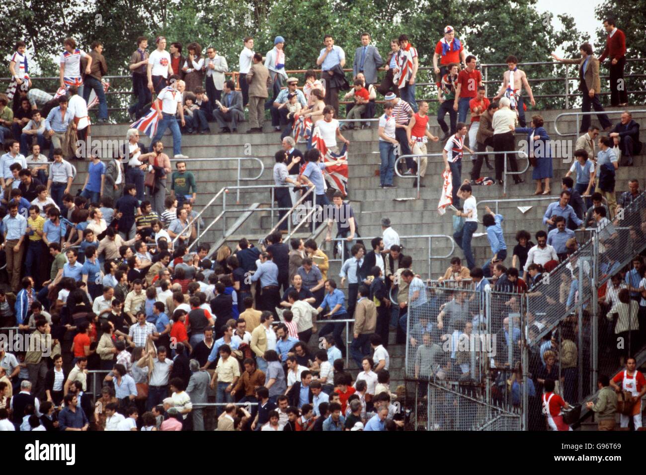 Football hooligans fighting england hi-res stock photography and images ...