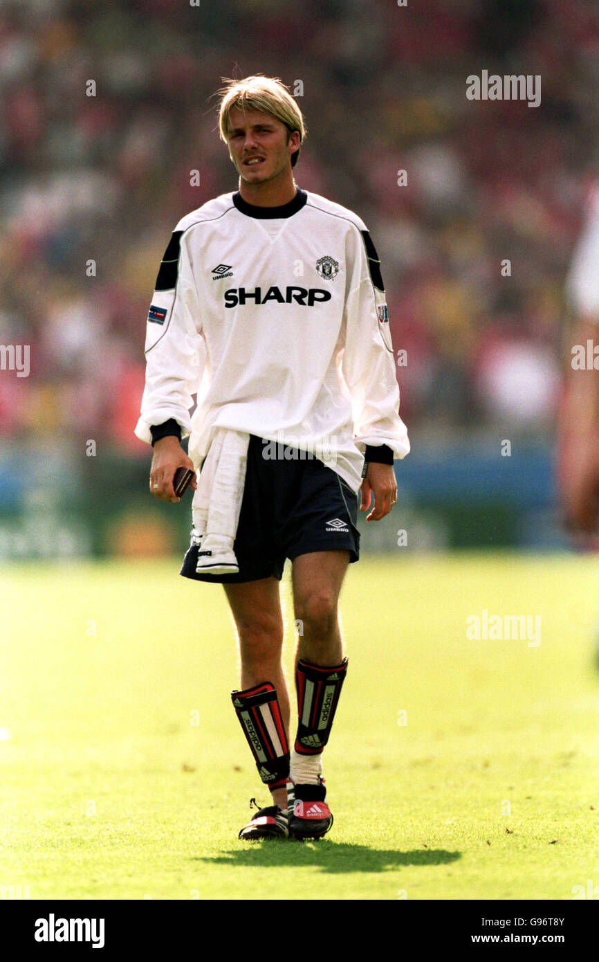 Manchester uniteds david beckham walks off the pitch dejectedly hi-res ...