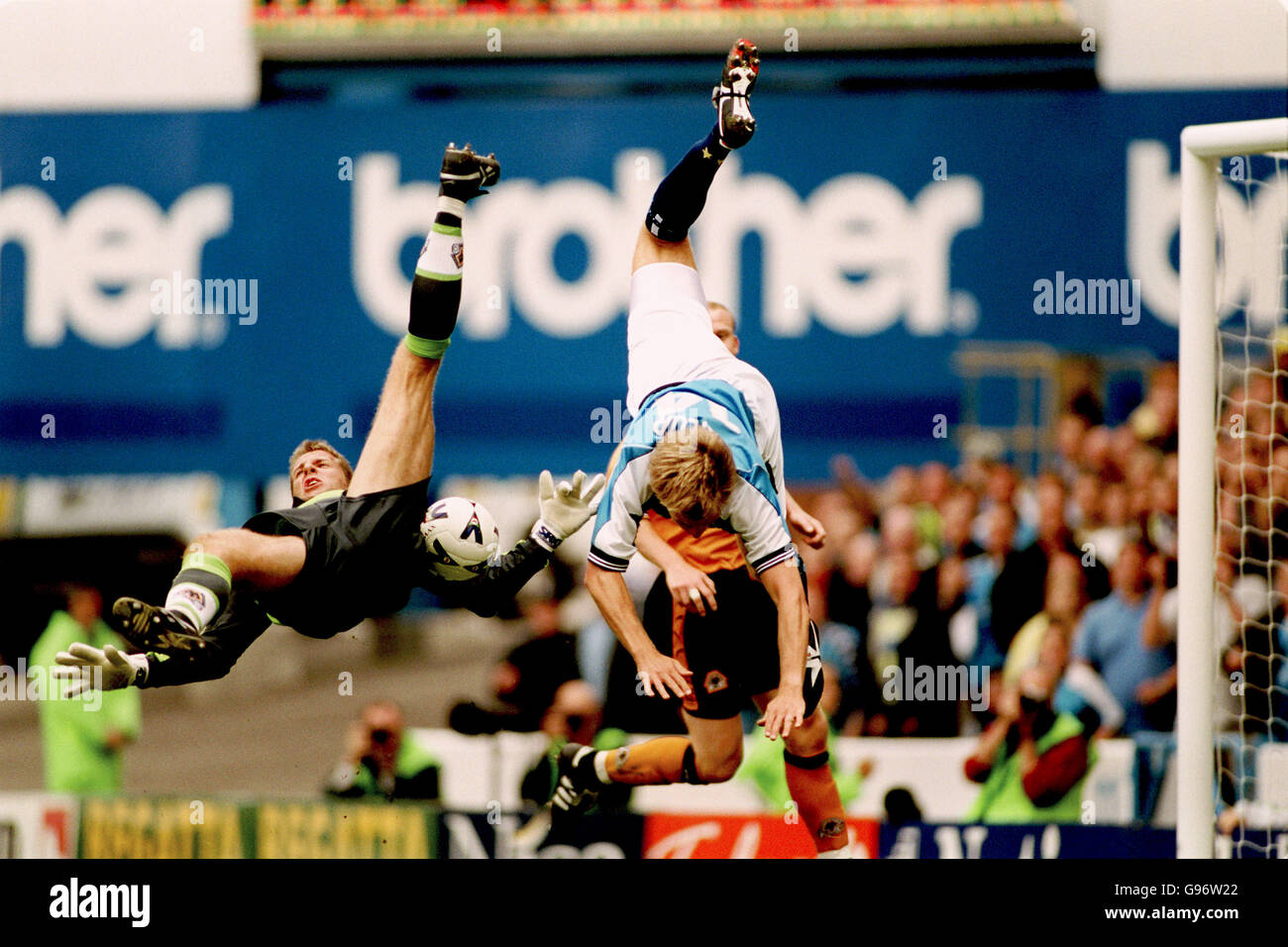 Wolverhampton Wanderers' goalkeeper Mike Stowell collides with ...