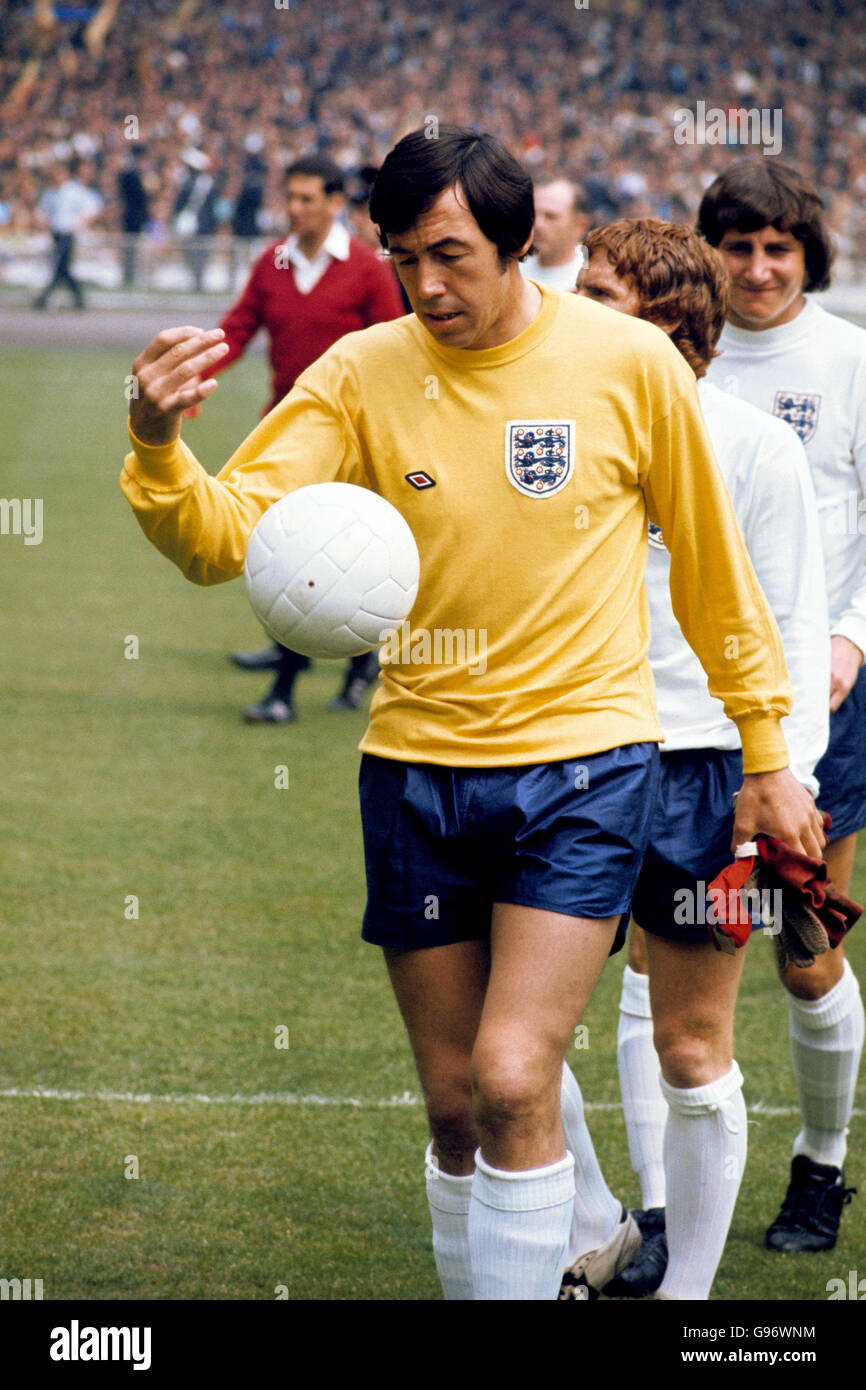 England goalkeeper gordon banks leads the team out at wembley hi-res ...