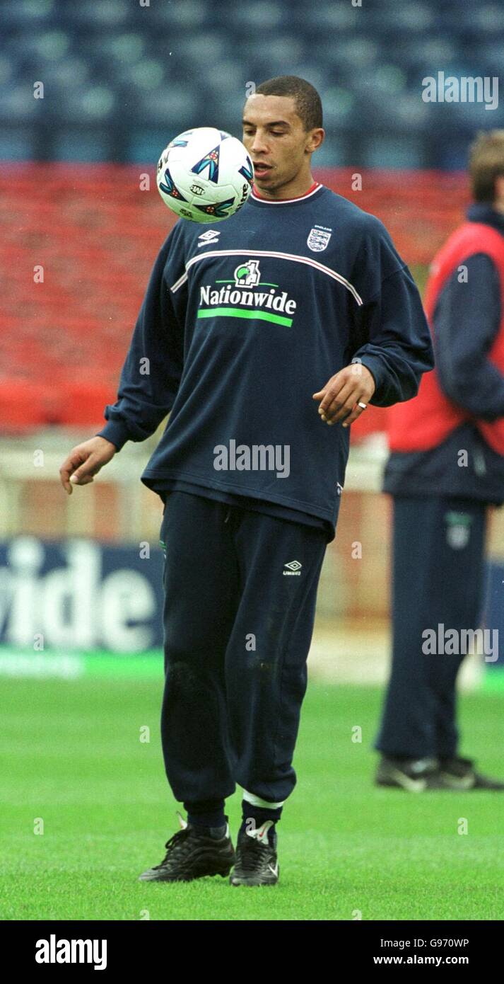 Chris Armstrong training at Wembley. Chris Armstrong training at ...