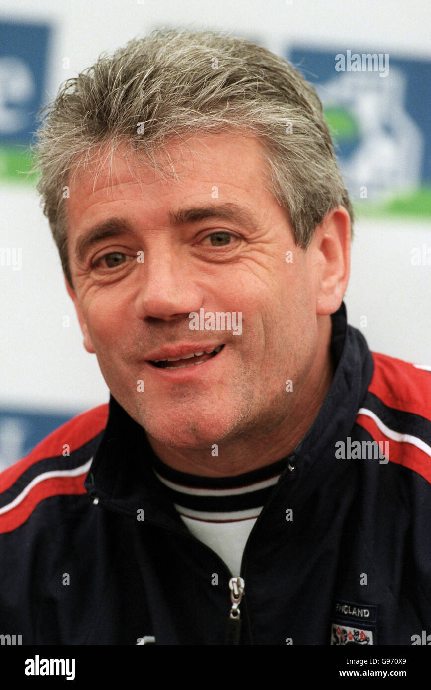 England Training, Bisham Abbey. England Manager Kevin Keegan talks to ...