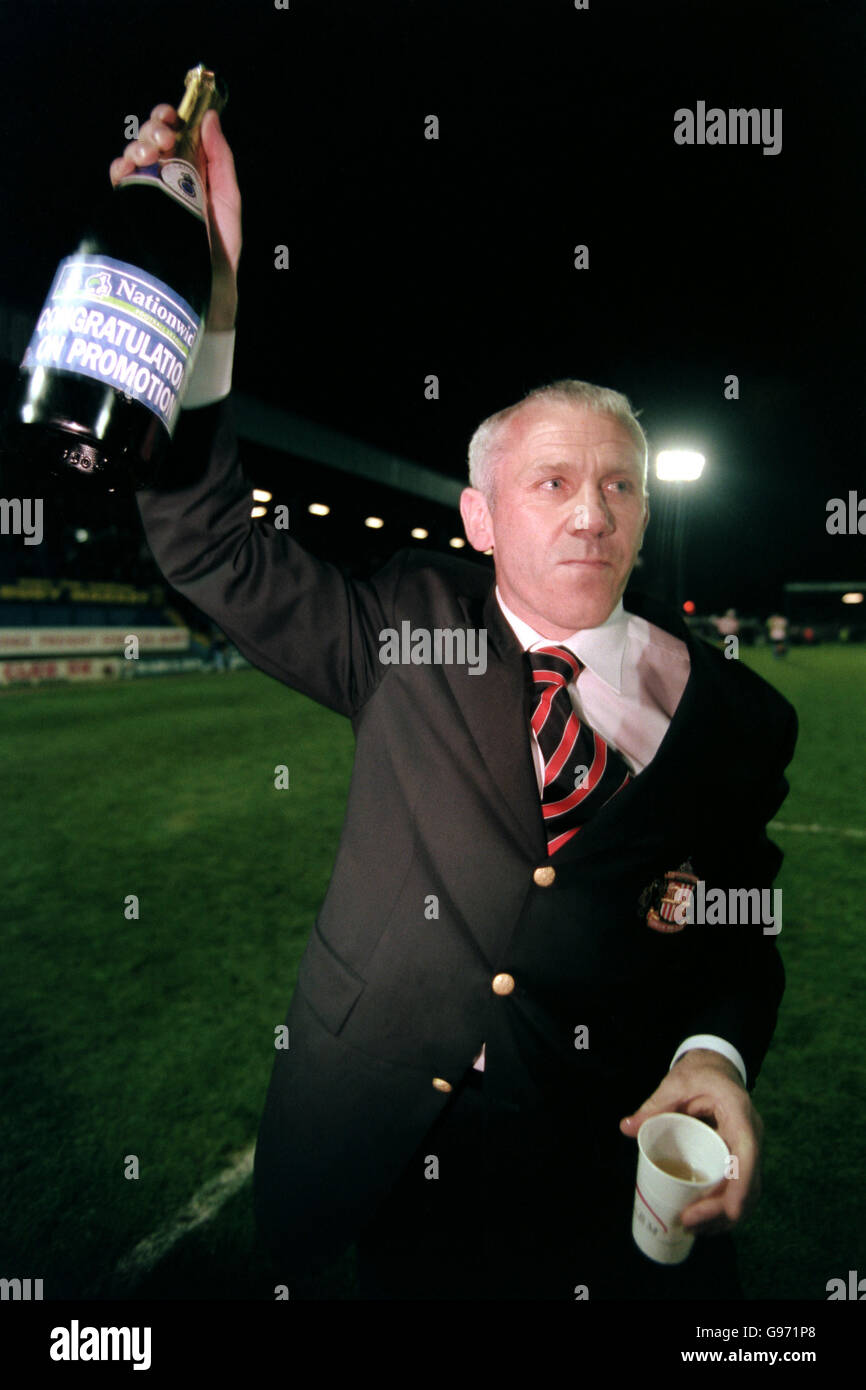 Sunderland manager Peter Reid celebrates on the pitch Stock Photo - Alamy