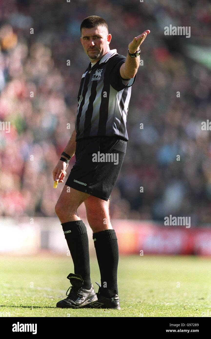 Jeff winter premier league referee hi-res stock photography and images ...